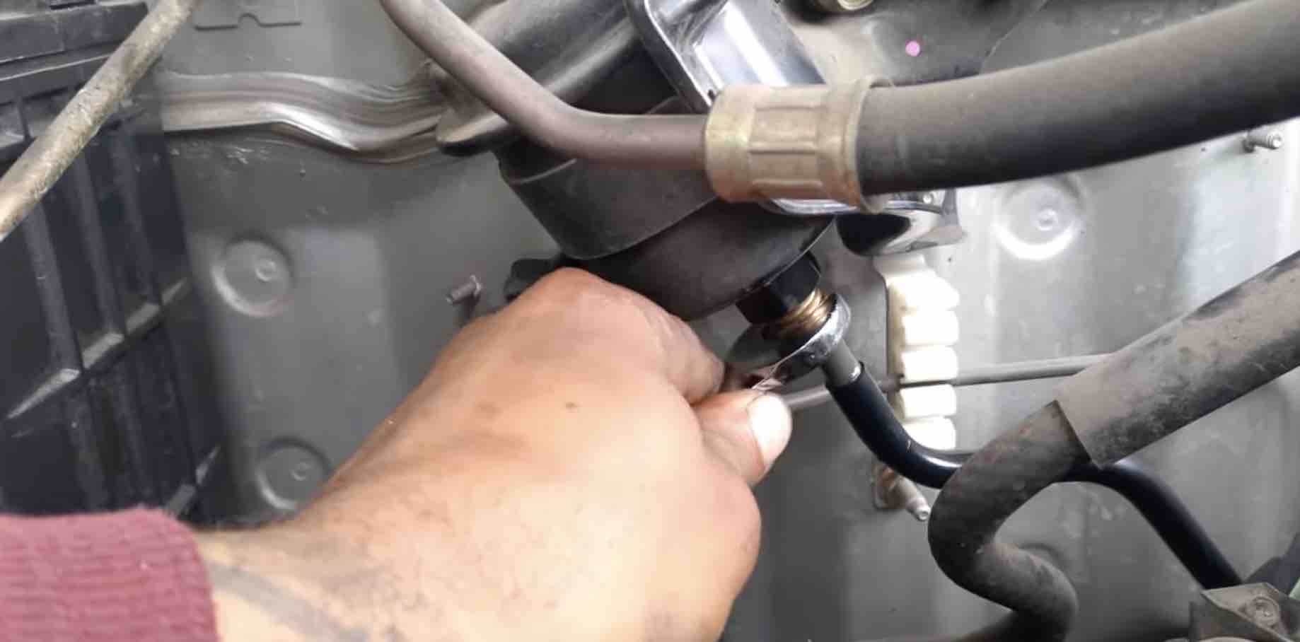How to Test a Fuel Pressure Regulator Without Gauge